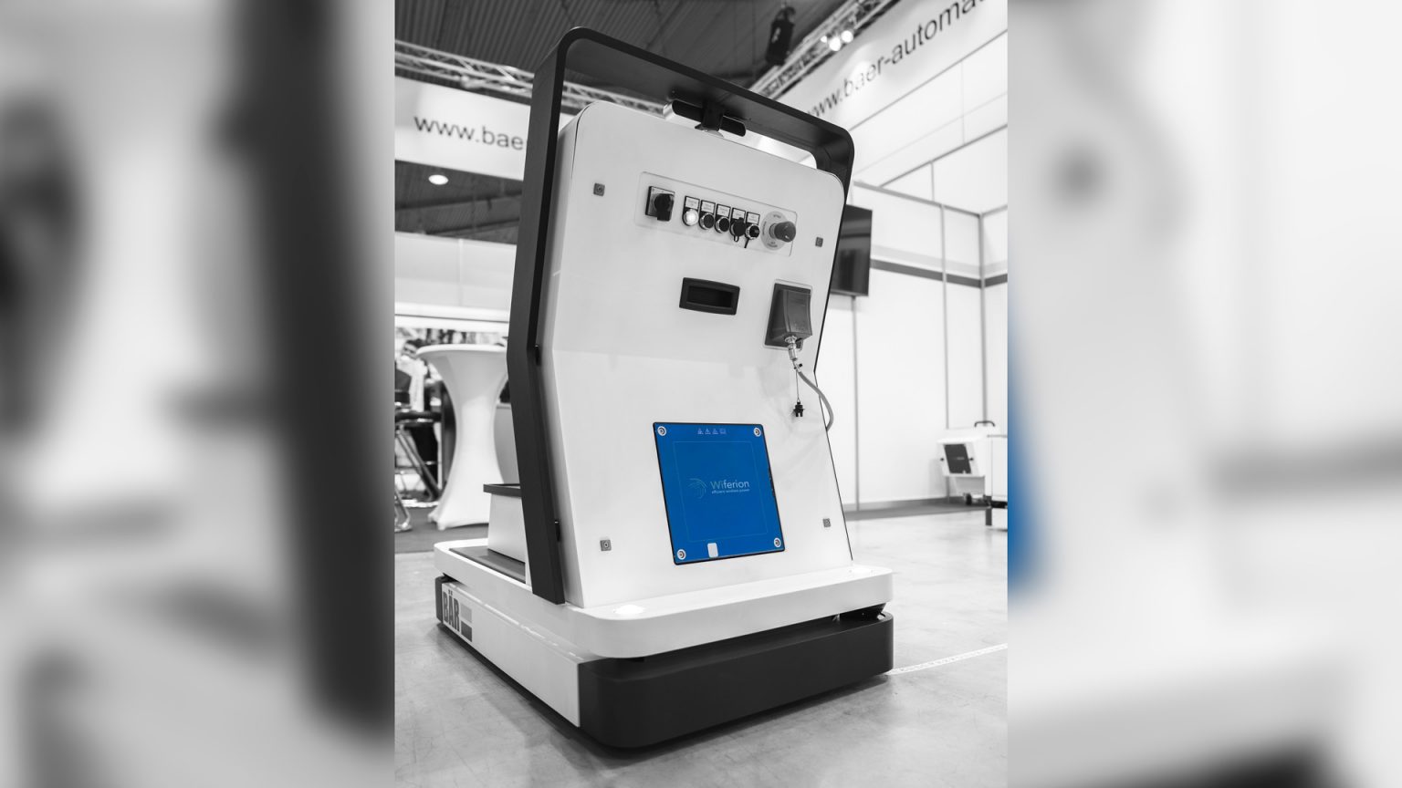 Installation for inductive charging & charging station in industry