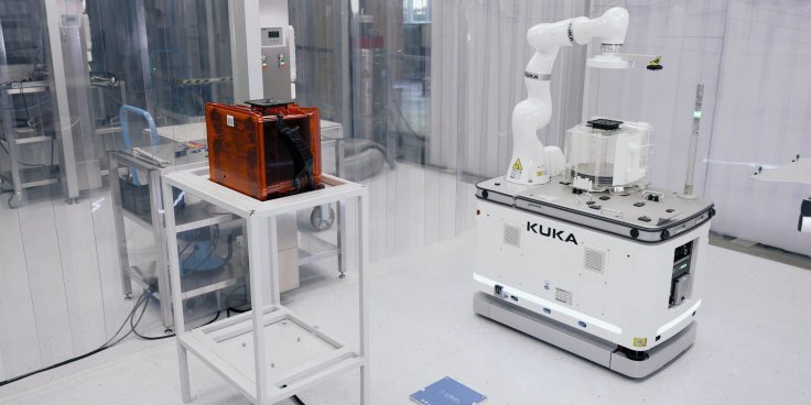 KUKA Cobot Allows 24/7 Production Thanks to Inductive Charging