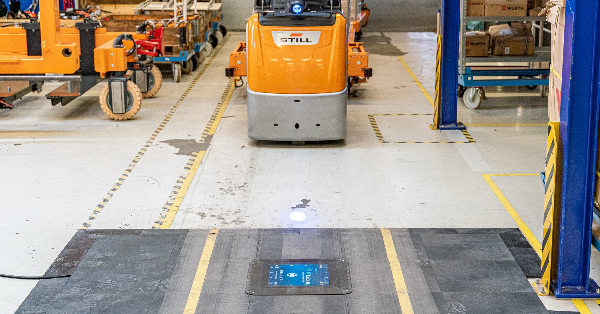 Tugger train charging in the production line - Wiferion